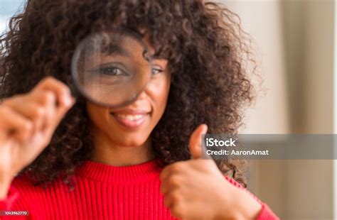 확인 서명 손가락 우수한 기호를 엄지손가락을 하 고 큰 미소로 행복 돋보기를 통해 보고 호기심 아프리카계 미국인 여자 형사에 대한 스톡 사진 및 기타 이미지 Istock