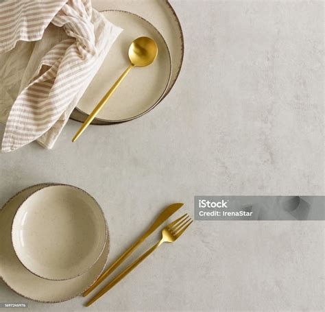 베이지색 콘크리트 배경에 중성 베이지색을 설정하는 현대적인 최소 테이블 배치는 복사 공간이 있는 평면도입니다 현대적인 주방 스칸디나비아 스타일의 식기 비즈니스 식품 브랜드