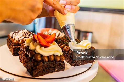레스토랑에서 케이크를 준비하는 제과점 여자의 클로즈업 거품 내기에 대한 스톡 사진 및 기타 이미지 거품 내기 고급 요리 달콤한 음식 Istock
