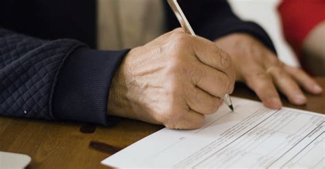 간판 거래 격식 있는 계약 공무 관료 권위 있는 기업인 노인 동의 문서 문서 서명 비즈니스 사람 사무실 상의 서류 작업 서명 서명 확인 손