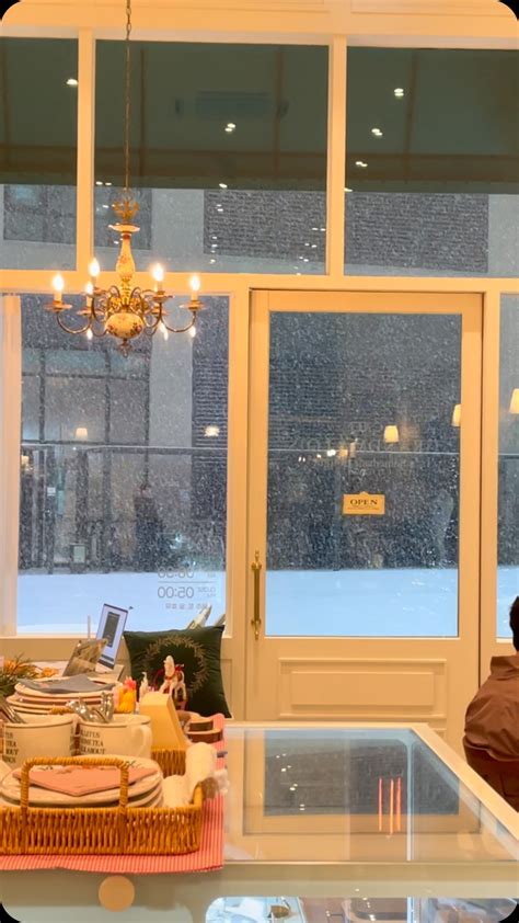 카페 그랜마 로이스☕️ 당근케이크 주문이 있어 포장전에 사진을 찍어봤어요🎁 ️ 피칸과 당근이 들어간 제누와즈와 느끼하지않고 부드러운 크림치즈프로스팅이 정말 잘어울리는