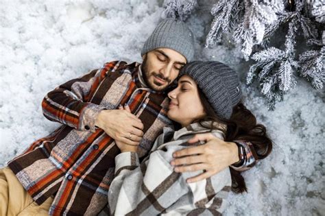 Sesi N De Fotos En El Estudio De Una Pareja Joven Un Chico Con Una Chica Est Celebrando La
