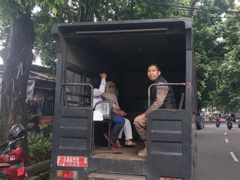 Emak-emak Viral Maksa Minta Sedekah Diduga ODGJ, Dibawa ke RSMM Bogor