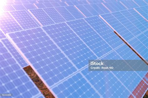 태양광 발전 기술 렌더링 3d 이미지입니다 대체 에너지입니다 태양 빛으로 푸른 하늘 아름 다운 석양과 태양 전지 패널 모듈 태양전지판에 대한 스톡 사진 및 기타 이미지