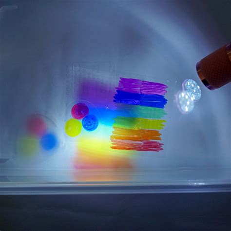 물에 비친 색깔 그림자 차이의 놀이