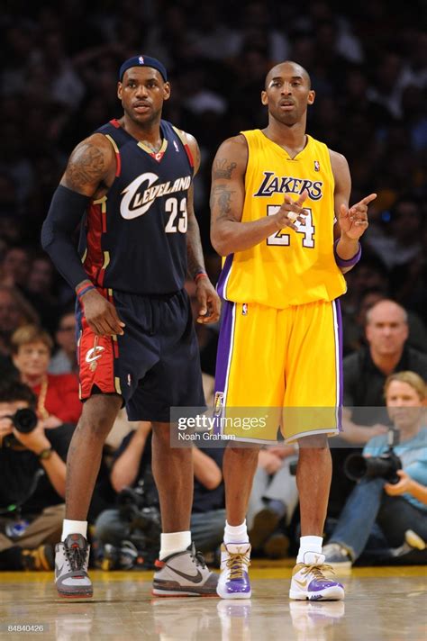 ニュース写真 Kobe Bryant Of The Los Angeles Lakers And Lebron Kobe