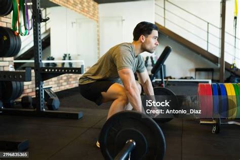 무거운 데드리프트를 수행하는 근육질 운동선수 근력 운동 중 강렬한 집중력으로 바벨을 움켜쥐는 운동 선수 건강한 생활방식에 대한 스톡 사진 및 기타 이미지 Istock