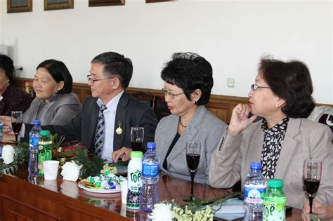 Эрдэмтэн багш нарт хүндэтгэл үзүүлж өргөмжлөл мөнгөн шагнал гардууллаа Монгол Улсын Их Сургууль