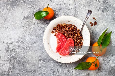 건강 한 겨울 아침 식사입니다 그리스 요구르트 그릇 초콜릿 진저 그 라 놀라와 자 몽 상위 뷰 평평 하다 오버 헤드 0명에 대한 스톡 사진 및 기타 이미지 Istock