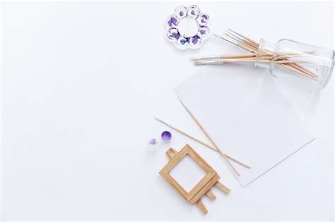 크리에이 티브 평면 노란 팔레트 페인트 브러쉬 예술 작업을 하다 배경 아티스트 공예에 대한 스톡 사진 및 기타 이미지 공예 교육 녹색 Istock