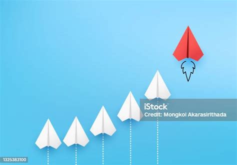 비즈니스 크리에이티브 아이디어 최소한의 개념 평면 3d 종이 한 방향으로 종이 비행기의 그룹 다른 방식으로 가리키는 한 개인 비즈니스 새로운 아이디어 창의성 혁신에 대한