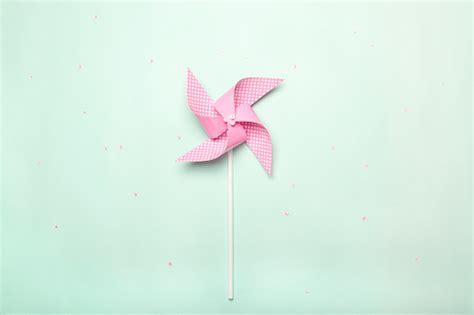 파란색 배경에 분홍색 종이 스피너 어린이 장난감 화려한 바람개비 축하 파티 배경에 카니발 장식 상단 보기 플랫 레이 풍차에 대한 스톡 사진 및 기타 이미지 Istock