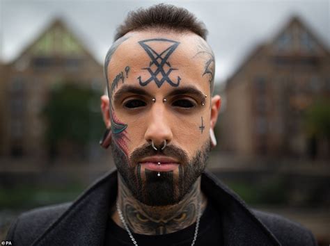 Worlds Greatest Tattoo Artists Show Off Amazing Body Art Skills At