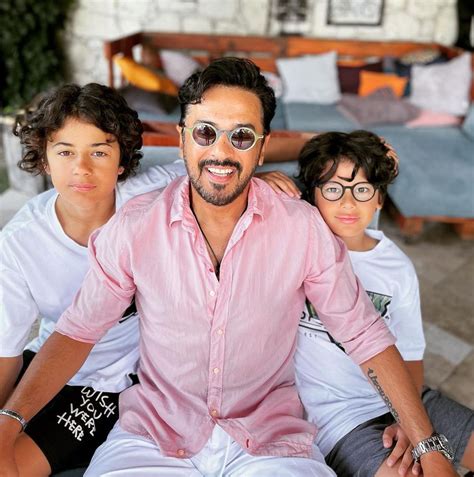 Çocukları Emre Altuğa Sürpriz Yaptı