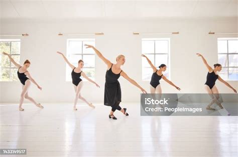 발레 댄스 학생 및 교사는 스튜디오에서 연습 훈련 및 공연을위한 수업에서 교사 발레리나 댄스 스쿨에서 수업을하는 동안 균형 은혜 및 열정으로 움직이는 클래식 아트 댄서