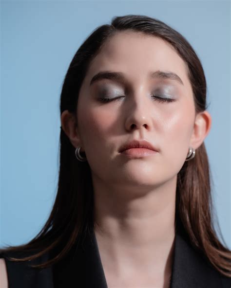 2023下半年「秋冬彩妝趨勢」紅什麼？日本彩妝師解答5大重點：亞洲人校正黑眼圈要選藍色調眼妝！ Yahoo汽車機車
