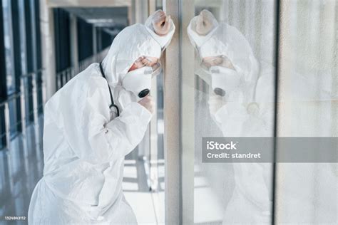 나쁘고 아프다 실험실 코트 방어 안경 및 실내에 서 있는 마스크를 착용한 여성 의사 과학자 18 19세에 대한 스톡 사진 및 기타 이미지 Istock