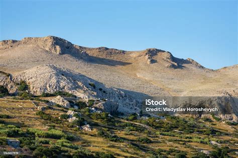 석양이 비치는 배경에 바위와 언덕이 있는 다채로운 녹색 풍경 산 바위 산 푸른 언덕의 고산 풍경 0명에 대한 스톡 사진 및 기타 이미지 Istock
