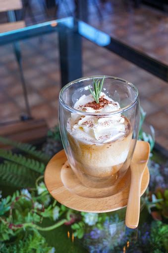 이탈리아 커피 기반의 디저트 바닐라 아이스크림에 뜨거운 에스프레소의 샷을 부어 아포가토 커피를 만들기 위해 커피 숍 은 보케 이미지와 배경을 흐리게 고급 요리에 대한 스톡