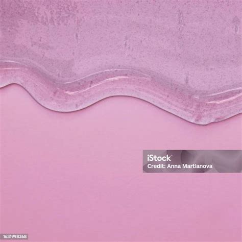 분홍색 배경에 점성이 있는 순수한 투명한 화장품 젤 촉각 스킨케어 화장품 개념 부드러운 질감으로 흐릅니다 광고 디자인을 위한 요소 개념에 대한 스톡 사진 및 기타 이미지