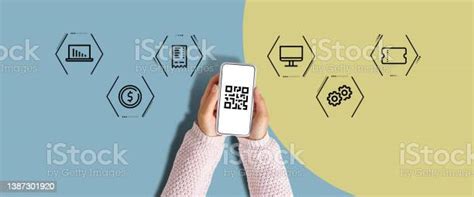 Qr 코드 개념입니다 사람의 손에 스마트 폰에서 기술의 가능성에 대한 추상 아이콘 Brand Name Smart Phone에 대한 스톡 사진 및 기타 이미지 Brand