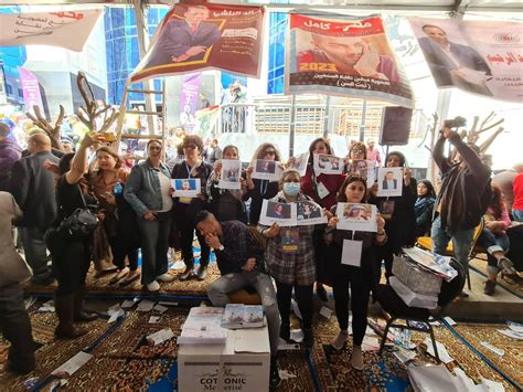 صحافيات مصريات يرفعن صور زملاء مسجونين خلال انتخابات النقابة