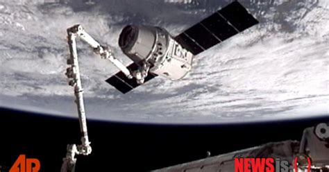 [종합]드래곤 우주정거장 역사적 도킹