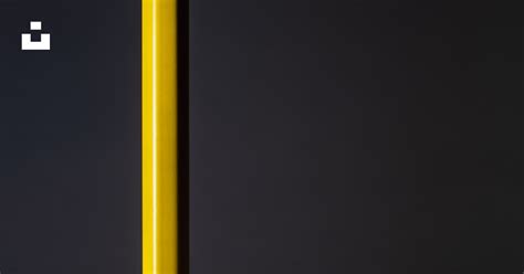 검은 색 배경의 노란색 연필 사진 Unsplash의 무료 연필 이미지