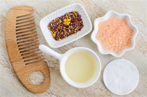 화장품 나무 머리 바러시 면 패드 마른 허브와 꽃이있는 작은 흰색 그릇 천연 피부와 헤어 케어 수제 스파 뷰티 트리트먼트 레시피 플랫 0명에 대한 스톡 사진 및 기타 이미지