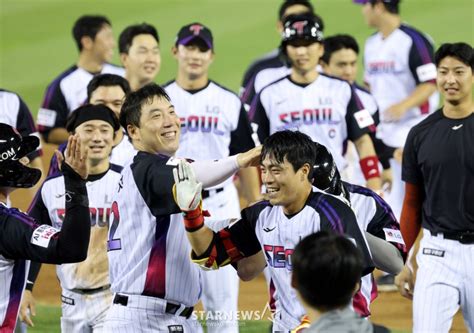 포토 2500안타 김현수 끝내기 천성호 축하 스타뉴스