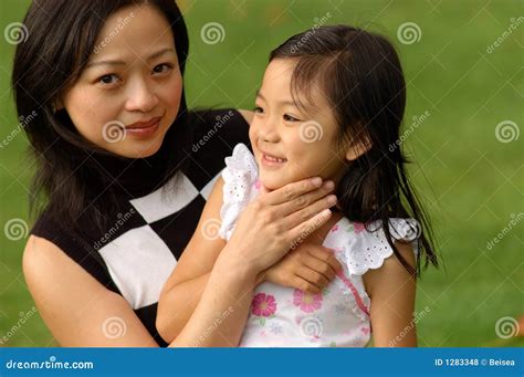 Moeder En Haar Dochter Stock Foto Image Of Mensen Meisje 1283348