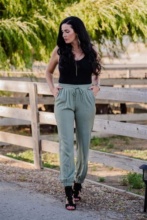 What To Wear With Joggers 18 Stylish Outfit Ideas Youll Love