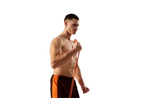 연습 흰색 배경 위에 격리된 확장기 로프로 운동을 하는 근육질의 청년 스포츠 피트니스 건강하고 활동적인 라이프스타일 개념 25 29세에 대한 스톡 사진 및 기타 이미지