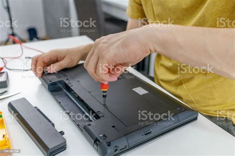 깨진 노트북을 열기 위해 스크루 드라이버를 사용하는 남자 Cpu에 대한 스톡 사진 및 기타 이미지 Cpu 개선 기술자 Istock