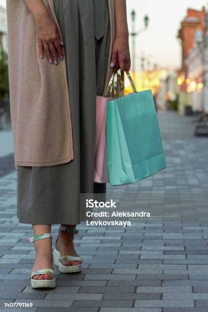 에코 가방을 들고 가게에 가서 웃고있는 젊은 아름다운 여자 쇼핑백에 대한 스톡 사진 및 기타 이미지 쇼핑백 휴가 35 39세 Istock