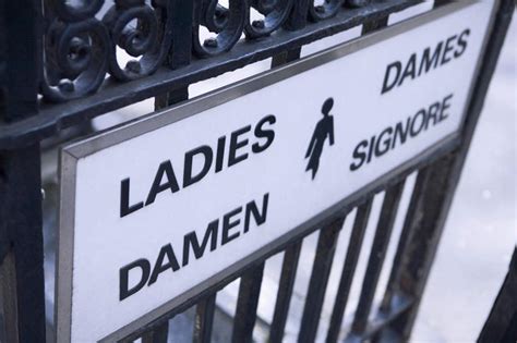 无人栏杆横图俯视室外特写白天静物英文标志文字字符字母围栏警告标识护栏黑色警示英文字母禁止提醒提示限制危险彩图高角度拍摄