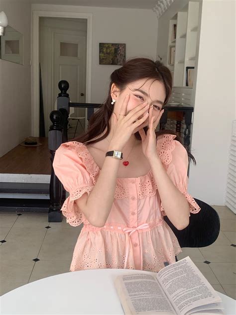 베이지하루 스퀘어넥 펀칭 레이스 블라우스 상의 탑 크롭 반팔 프릴 셔링 소매퍼프 햅번풍 귀여운 볼륨 러블리 허리리본 봄 여름