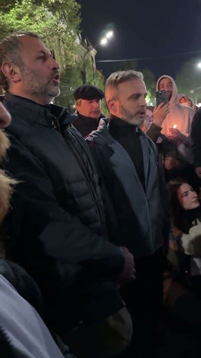 მოქალაქეები რუსთაველზე გალობით შეხვდნენ აღდგომის დადგომას Youtube