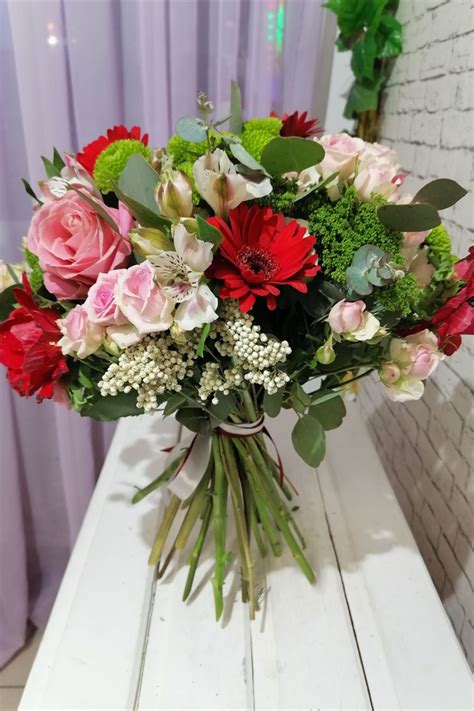 Яркий букет спираль Курсы флористики Turcan School Floral Floral Wreath Flowers