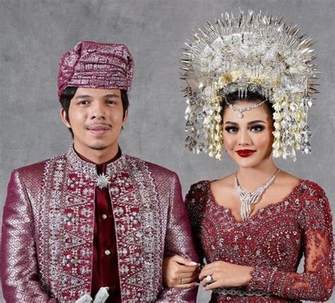 Mengenal Suntiang Minang Hiasan Kepala Yang Dikenakan Wanita Di