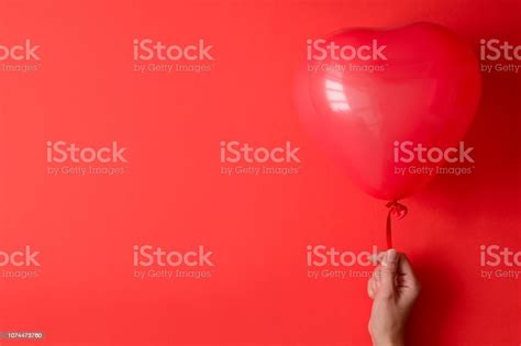 손을 들고 붉은 종이 바탕에 빨간색 하트 풍선 발렌타인의 날 또는 생일 축 하 개념 풍선에 대한 스톡 사진 및 기타 이미지 풍선 하트 모양 가득 찬 Istock