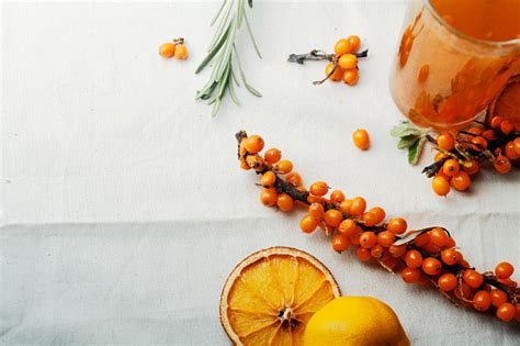 바다 갈 매 나무속 열매 백 리 향과 꿀 따뜻한 달콤한 유기농 차 흰색 배경 자연 조명 단순에 아름다움의 개념입니다 플랫이 하다 Cloudberry에 대한 스톡 사진 및