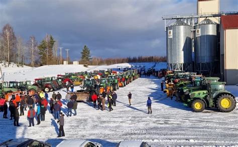 Фермеры провели акции протеста в 16 городах Латвии