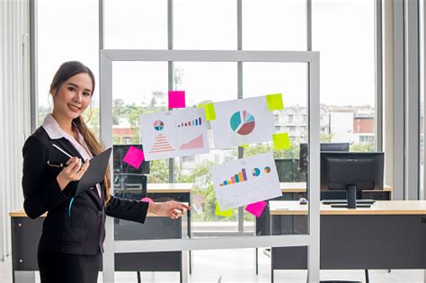 포스트it 노트와 함께 보드에 여성 사업가를 설명하고있다 20 29세에 대한 스톡 사진 및 기타 이미지 20 29세 끈적거리는 메시지 Istock