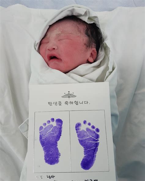 띠용이와 함께하는 육아일상 ️ 첫 문센데이 딸기는 좀 더 있다 먹이려고 했는데 얼떨결에 딸기 입문🍓 손으로 주무르고 발로 밟고 통째로 입에 집어넣고 아빠가 보면