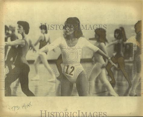 1982 Press Photo Tammy Ellis San Antonio Spurs Dance Team Member At Practice Historic Images