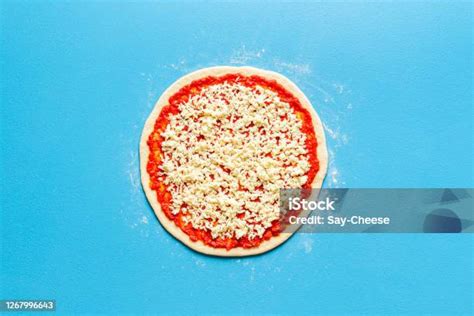 토마토 소스와 모짜렐라를 곁들인 피자 반죽 최고 보기 단계적으로 피자를 만들기 Comfort Food에 대한 스톡 사진 및 기타 이미지 Comfort Food 건강한