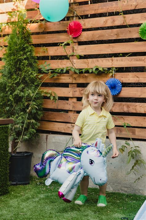 가족 감정 걱정 없는 게임 공연 광대 군중 그룹 기쁨 놀이 다이나믹한 다채로운 돌보다 뒤뜰 레저 레크리에이션 모임 미소 분위기 사교적인