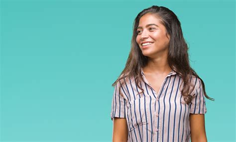 격리 된 배경 찾고 멀리 측 미소 얼굴 자연 식에 위에 젊은 아름 다운 아랍 여자 자신감을 웃 고 있다 감정에 대한 스톡 사진 및 기타 이미지 Istock