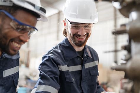 백인과 아프리카계 미국인 엔지니어 남자가 선반 공장에서 선반 기계를 확인하고 있다 20 24세에 대한 스톡 사진 및 기타 이미지 20 24세 2명 30 34세